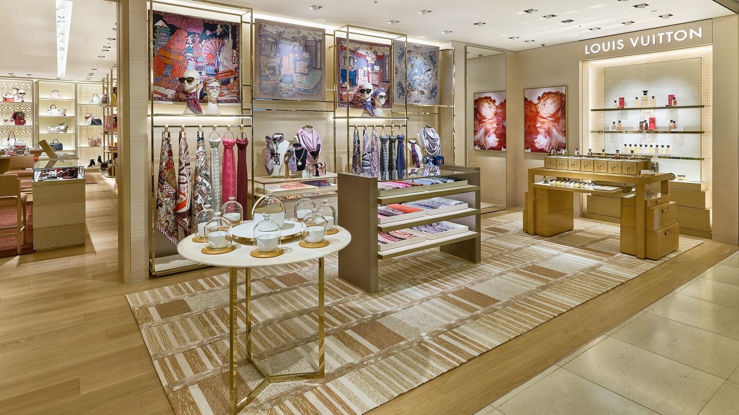 Louis Vuitton Osaka Hankyu Umeda Women 2F Store in Osaka, JAPAN | LOUIS VUITTON