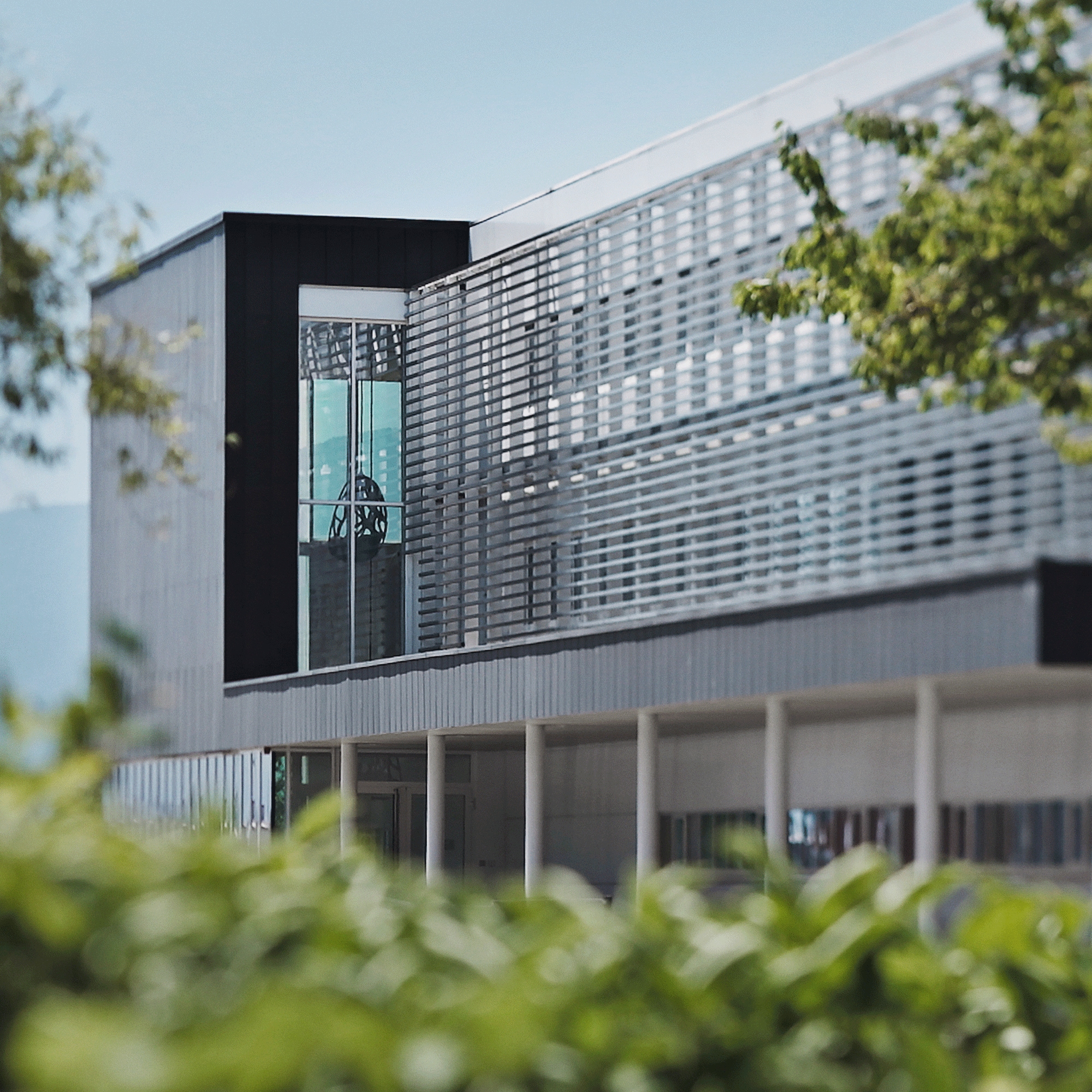 Trunk Table Clock, Quartz, 80mm, Brass, Monogram - All Watches | Louis ...